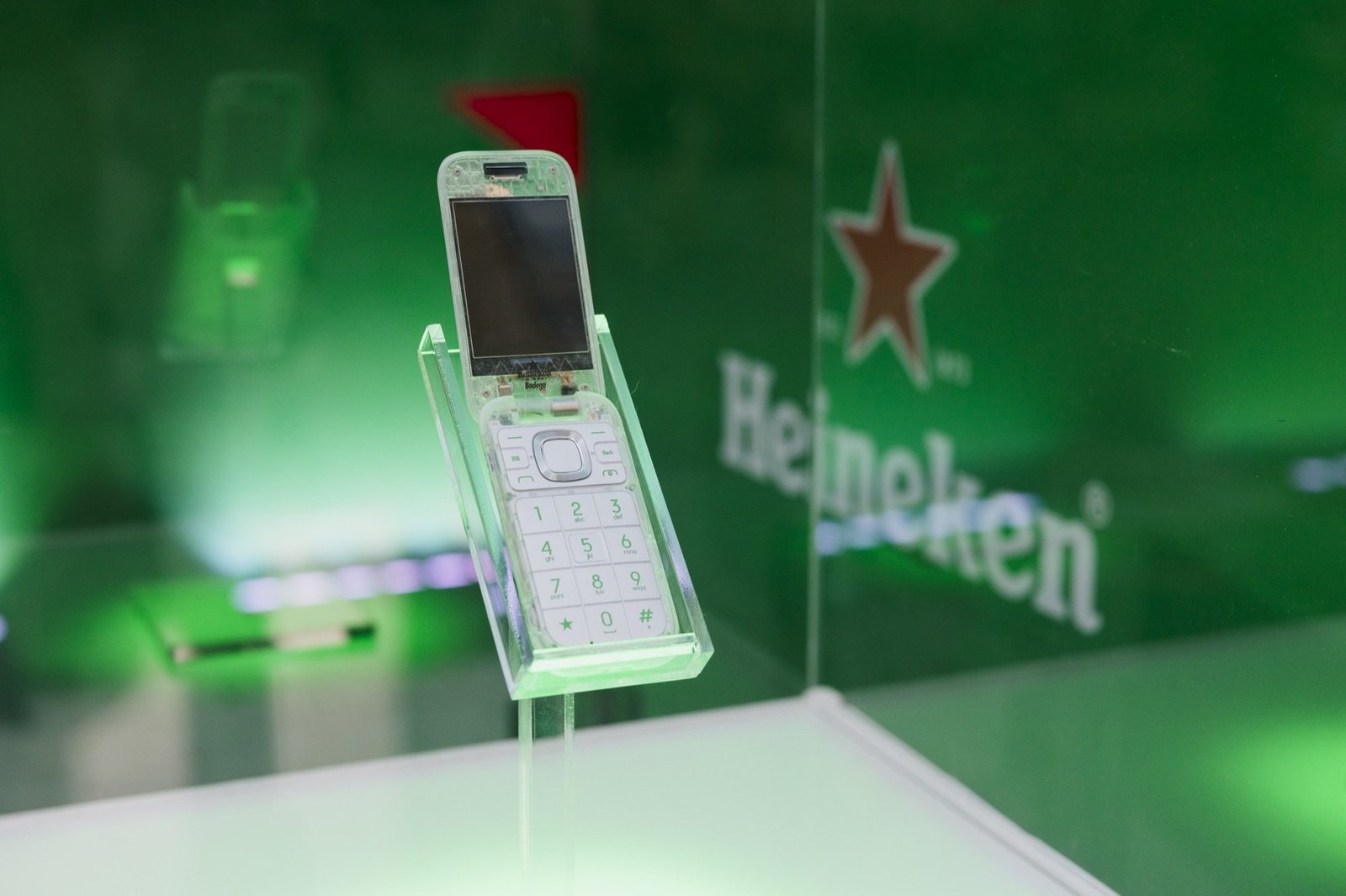 Η Heineken® παρουσιάζει το Boring Phone